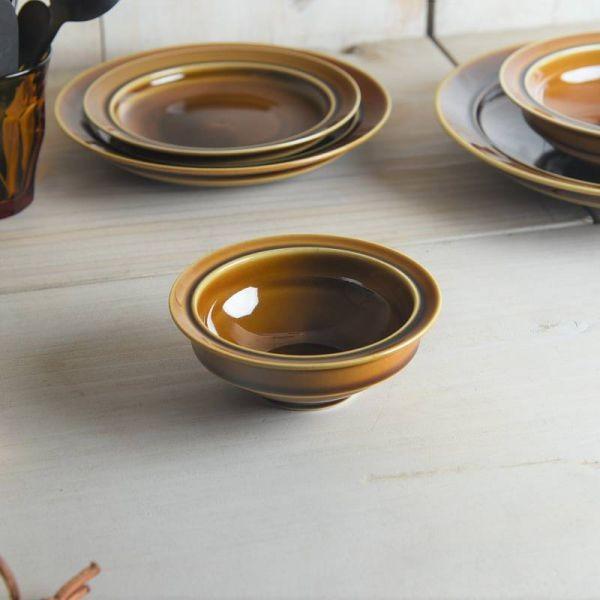 すくいやすい。収納しやすい。料理がおいしく見える形と色。持ちやすいリムでオーブンウェアにも。同じ器どうしを重ねても、上のお皿の底が浮いて下のお皿に付かないので、傷や汚れが付きにくくなっています。「こんな器があったらいいな。」そんな想いをつめ...