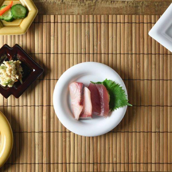 日本の伝統技法である、漆喰を盛り上げてつくる「なまこ壁」、 その印象的な美しさをうつわに落とし込みました。 吉祥の願いを込めた形の壁を模した皿たちが食卓を華やかに彩ります。 重ねやすく、ふっくらと盛り上がったフチで汁気のある料理にもお使いい...