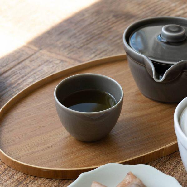 縁起の良い文様「ふくら雀」の尾を模した、ユニークな持ち手の茶器です。注ぎ口や持ち手に筒状のパーツがないため洗いやすく水切れが良い構造になっています。小ぶりで愛らしいフォルムで、お茶の時間に卓上で安らぎを与えてくれる器です。【ふくら雀】「ふく...