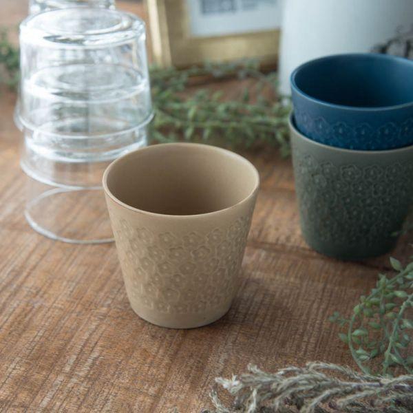 ちっちゃなお花のスタンプが可愛い北欧調ガーリーなシリーズ。ちょっとくすんだグレイッシュな色合いと、レトロな小花柄のスタンプが絶妙にマッチしていますね♪マット釉がしっとり手に馴染みます。お茶やジュース、焼酎カップとしてもいいフリーカップです。...