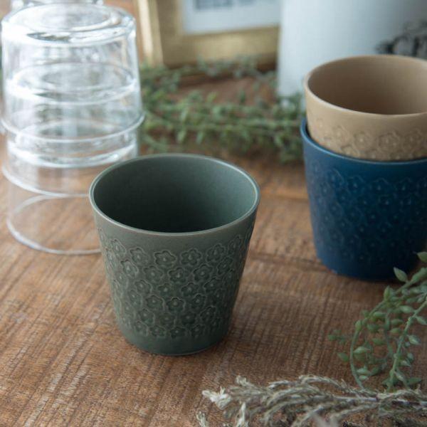 ちっちゃなお花のスタンプが可愛い北欧調ガーリーなシリーズ。ちょっとくすんだグレイッシュな色合いと、レトロな小花柄のスタンプが絶妙にマッチしていますね♪マット釉がしっとり手に馴染みます。お茶やジュース、焼酎カップとしてもいいフリーカップです。...