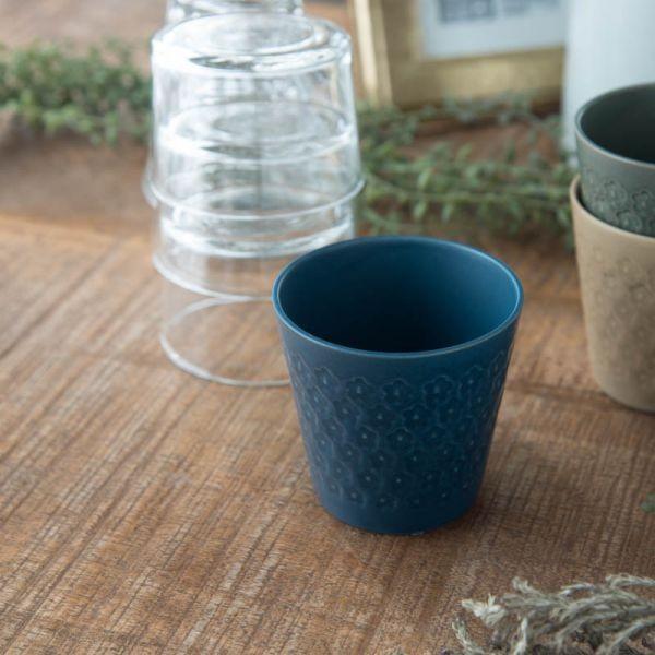 ちっちゃなお花のスタンプが可愛い北欧調ガーリーなシリーズ。ちょっとくすんだグレイッシュな色合いと、レトロな小花柄のスタンプが絶妙にマッチしていますね♪マット釉がしっとり手に馴染みます。お茶やジュース、焼酎カップとしてもいいフリーカップです。...