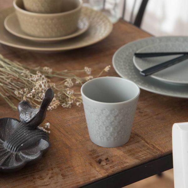 ちっちゃなお花のスタンプが可愛い北欧調ガーリーなシリーズ。ちょっとくすんだグレイッシュな色合いと、レトロな小花柄のスタンプが絶妙にマッチしていますね♪マット釉がしっとり手に馴染みます。お茶やジュース、焼酎カップとしてもいいフリーカップです。...