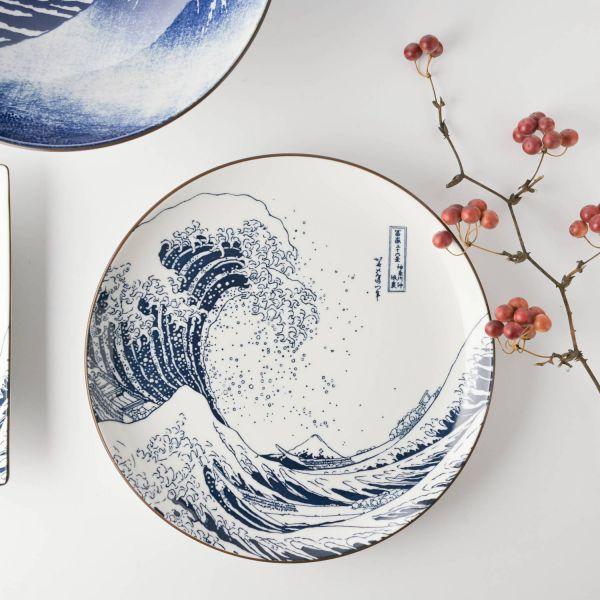 葛飾北斎による冨嶽三十六景を模した大胆でインパクト大のひとさら。日本料理や海外向け(インバウンド)におすすめです。パスタやサラダプレート、パーティー皿として。■商品名　北斎 富嶽三十六景 The Great Wave 25.2cm 大皿■お...