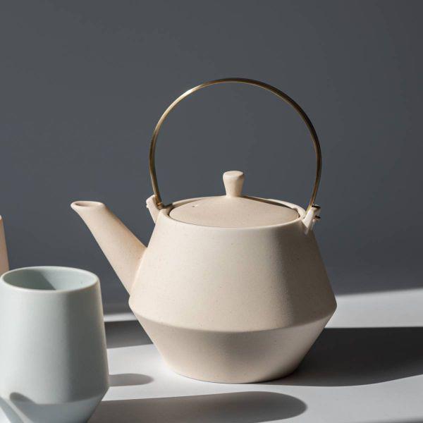 Frustumはお茶の良さを再認識するために、現代の暮らしに合わせデザインをリファインした茶器。本製品のデザインの肝である土瓶本体の中腹で切り替わるエッジは、東北地方で作られる鉄瓶などで古くから見られる形を引用しており、茶の印象を強めます。...