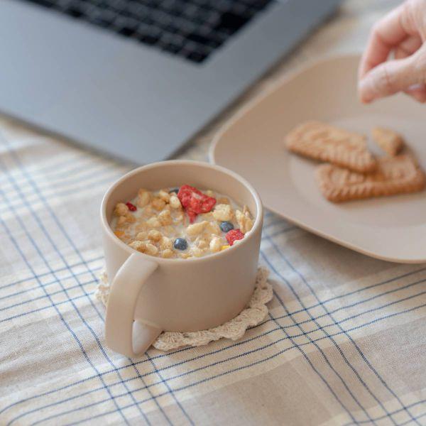 トーストが主役の朝ごはんのためのうつわと、飲み口の広い少し小ぶりなマグカップ。“朝のひととき”を大切にするためのプレートとマグカップのシリーズ。こちらはマグカップ単品です。【ＫＯＮＡＲＥとは】晋山窯ヤマツがつくる、丁寧な暮らしを大切にしてい...