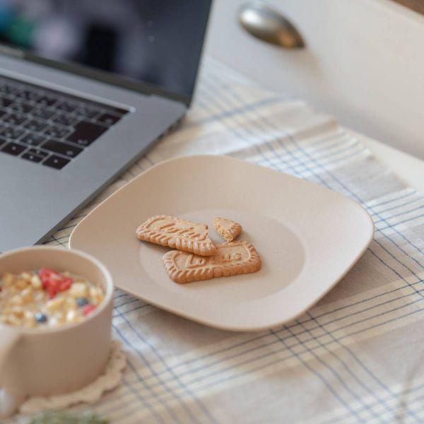 トーストが主役の朝ごはんのためのうつわと、飲み口の広い少し小ぶりなマグカップ。“朝のひととき”を大切にするためのプレートとマグカップのシリーズ。こちらはプレート単品です。【ＫＯＮＡＲＥとは】晋山窯ヤマツがつくる、丁寧な暮らしを大切にしている...