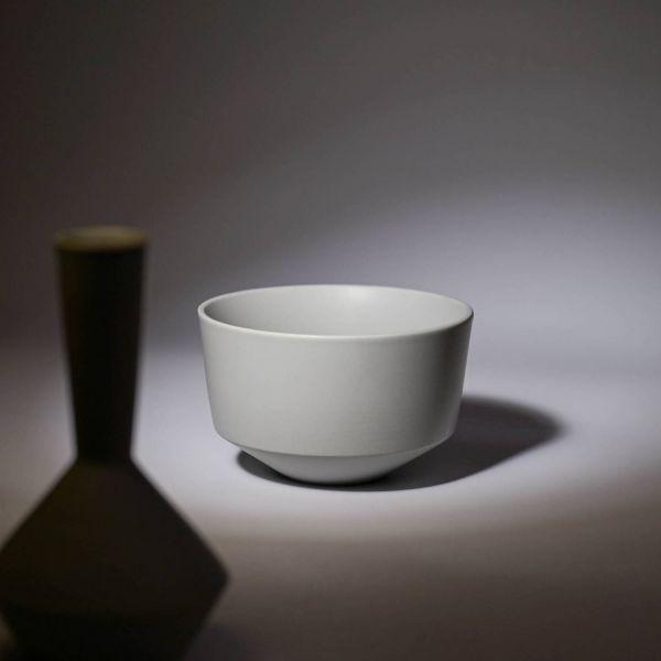 Frustumはお茶の良さを再認識するために、現代の暮らしに合わせデザインをリファインした茶器。お茶のある空間には「食」もあると考え、持ちやすい形状のFrustumシリーズに茶碗をラインナップしました。円錐台の切り立つエッジが持ちやすく少し...