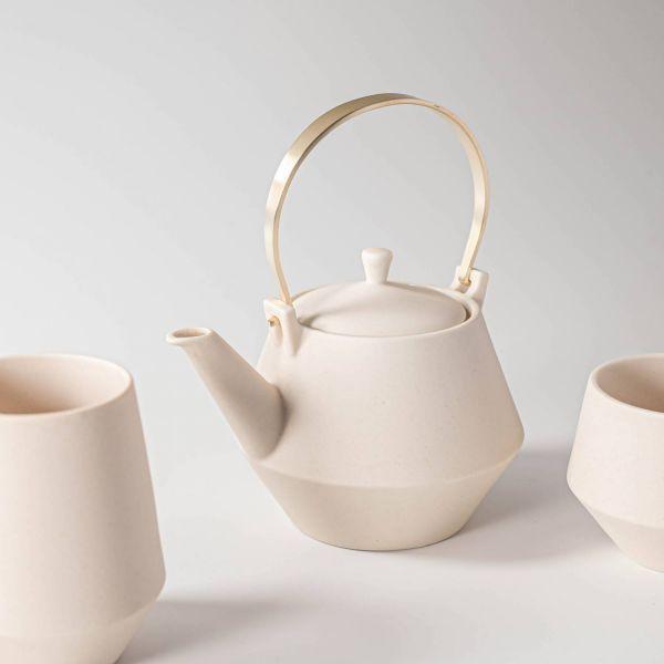 Frustumはお茶の良さを再認識するために、現代の暮らしに合わせデザインをリファインした茶器。本製品のデザインの肝である土瓶本体の中腹で切り替わるエッジは、東北地方で作られる鉄瓶などで古くから見られる形を引用しており、茶の印象を強めます。...