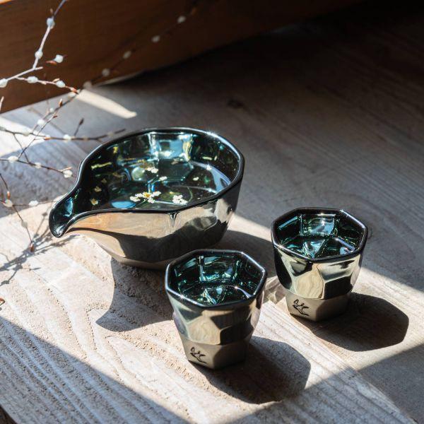 煌びやかなプラチナブルーを施した酒器。お酒を注ぐと六角形の壁面に光が反射して、宝石のように輝きます。「圧力鋳込み」という製法で、職人が一つひとつ丹精をこめてつくっております。黒土特有の風合いをお楽しみください。特別な日のお祝いに。お世話にな...