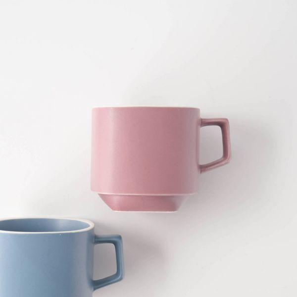 さらさらマット、深みのあるカラーが魅力的。おもてなしのシーンにも大活躍しそう。■商品名　カルマ バーガンディー スタックコーヒーカップ■おすすめ用途　コーヒーカップ、マグカップ、業務用食器■食器分類　洋食器▼▼▼サイズ等は下の説明文に掲載し...