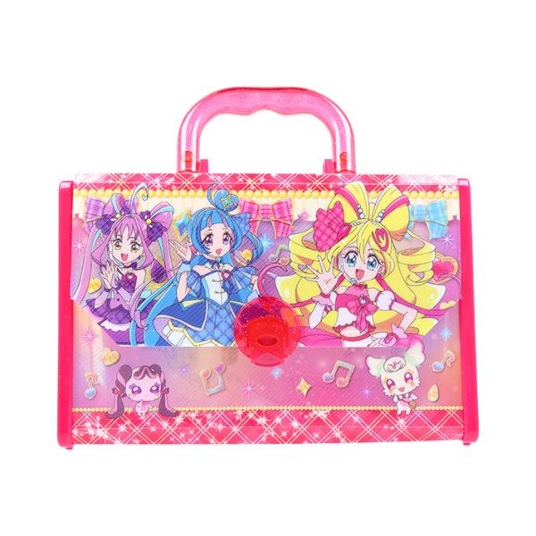「キミとアイドルプリキュア」のおえかきバッグセットが登場♪ぬりえとクレヨンがバッグに入っているのでお出かけ先でも遊べます◎プレゼントにもおすすめです♪【セット内容】・ケース×1個・クレヨン×5本・ぬりえ×6枚【仕様】本体サイズ：約W253×...