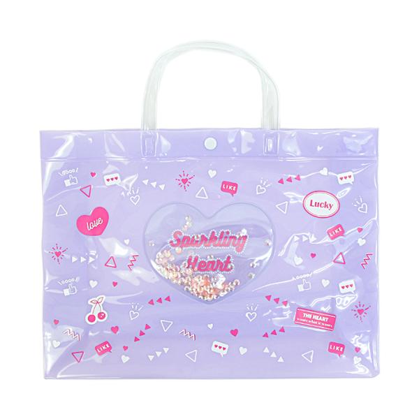 中に入ったスパンコールのキラキラがかわいいプールバッグ！タオルや水着などプールや海水浴に必要なものをいれられるバッグです♪大きく開くので中のものを出し入れしやすい◎【仕様】サイズ：約W350×H260×D9mm（持ち手含まず）材質：塩化ビニ...