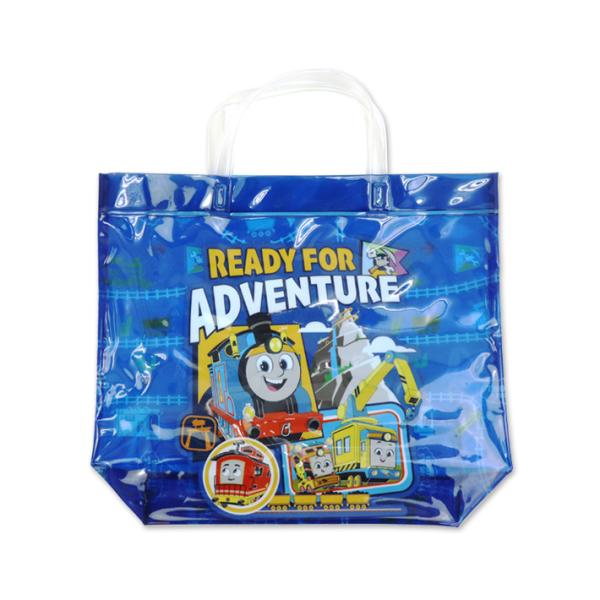 夏の定番アイテム!ビニールトートバッグ♪タオルや水着などプールに必要なものをいれられるバッグです♪大きく開くので中のものを出し入れしやすい◎【仕様】サイズ：約W360×H290×D100mm材質：塩化ビニル日本製※折りたたんで発送させていた...