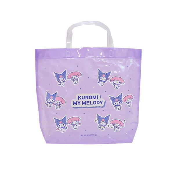 夏の定番アイテムのビニールトートバッグです♪タオルや水着などプールに必要なものをいれられて便利♪大きく開くので中のものを出し入れしやすくなっています◎【仕様】サイズ：約W360×H290×D100mm材質：塩化ビニル日本製※折りたたんで発送...