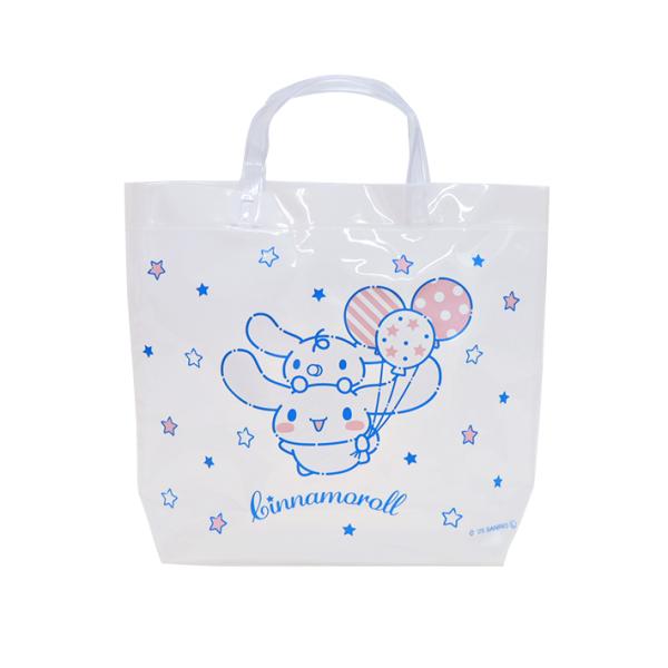 夏の定番アイテムのビニールトートバッグです♪タオルや水着などプールに必要なものをいれられて便利♪大きく開くので中のものを出し入れしやすくなっています◎【仕様】サイズ：約W360×H290×D100mm材質：塩化ビニル日本製※折りたたんで発送...