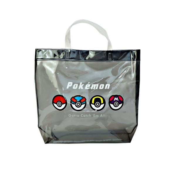 夏の定番アイテムのビニールトートバッグです♪タオルや水着などプールに必要なものをいれられて便利♪大きく開くので中のものを出し入れしやすくなっています◎【仕様】サイズ：約W360×H290×D100mm材質：塩化ビニル日本製※折りたたんで発送...