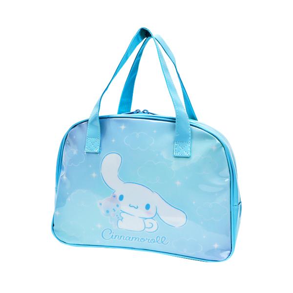 夏の定番アイテム！プールなどに大活躍のビニールバッグが登場！タオルや水着など必要なものをいれられて便利♪ボストンタイプなのでマチが広くたっぷり収納できます♪【仕様】サイズ：約W320×H230×D100mm（持ち手含まず）材質：塩化ビニルs...