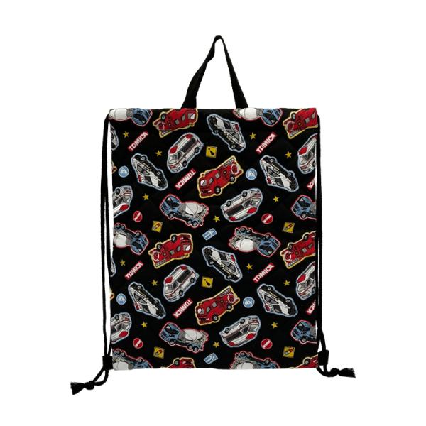 トミカのナップサックです。体操服や大きめの学習道具などを持ち運びできる！持ち運びや机の横に掛けておく際に便利な持ち手付きキルト製なので丈夫で軽量♪折りたたんでコンパクトに収納しておけるのもうれしい◎【仕様】サイズ：約W330×H400mm材...