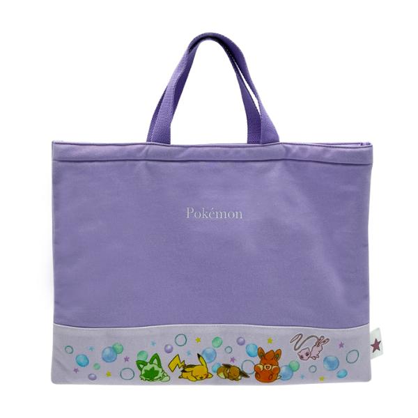 ポケモンのキャラクターが集合した可愛いレッスンバッグです。お道具箱や学習教材などの大きめの物を入れて持ち運ぶのに便利♪入園・入学のご準備におすすめ◎【仕様】サイズ：約W450×H300×D100mm(持ち手部分を含めず)材質：綿（スエット生...