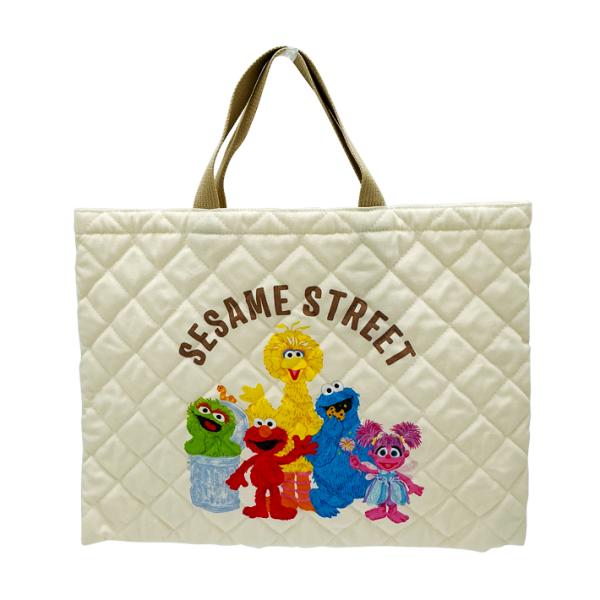 セサミストリートの可愛いレッスンバッグです。キルトなので軽く持ちやすくなっています。通園・通学や習い事にぴったり◎【仕様】サイズ：約W400×H300mm(持ち手含まず)材質：綿キルティングタイプ体操服袋　カバン　鞄　バッグ　キルト生地　塾...