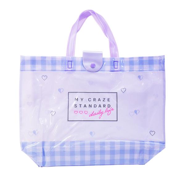 夏の定番アイテム!ビニールトートバッグ♪タオルや水着などプールに必要なものをいれられるバッグです♪大きく開いて中のものを出し入れしやすい◎ボタンで留めるだけだから開け閉めも簡単！【仕様】サイズ：約W365×H280×D100mm(持ち手含ま...