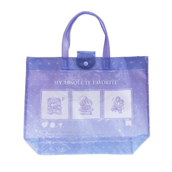 夏の定番アイテム!ビニールトートバッグ♪タオルや水着などプールに必要なものをいれられるバッグです♪大きく開いて中のものを出し入れしやすい◎ボタンで留めるだけだから開け閉めも簡単！【仕様】サイズ：約W365×H280×D100mm(持ち手含ま...