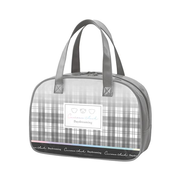 シンプルで持ちやすいボストンバッグ型のプールバッグ！完全透明ではないので、中が透けにくくて安心♪折りたたみ可能な底板付きなので、コンパクトに収納できます◎【仕様】本体サイズ：約W320×H220mm×D100mm材質：PVC、エナメルカバン...