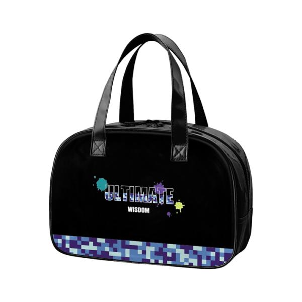 シンプルで持ちやすいボストンバッグ型のプールバッグ！完全透明ではないので、中が透けにくくて安心♪折りたたみ可能な底板付きなので、コンパクトに収納できます◎【仕様】本体サイズ：約W320×H220mm×D100mm材質：PVC、エナメルカバン...