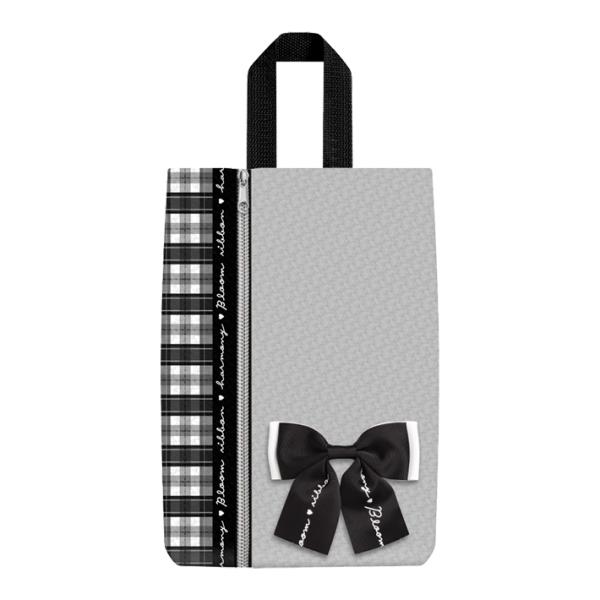 上履きや体育館シューズなどを入れるのにぴったりなシューズバッグです。しわになりにくく乾きやすい生地なので洗っても安心！底マチが広くて靴のかかとを下にして入れてもちゃんと入ります♪大きな二重のリボンがかわいいデザインです♪内側には安心便利なネ...