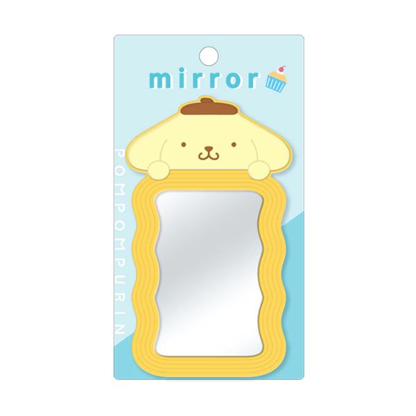 お出かけ時の身だしなみチェックに便利なミラーです。ウェーブになったデザインが可愛い♪ポーチや小さなバッグに入れて持ち運びやすいコンパクト◎【仕様】本体サイズ：約W70×H135×D6mmパッケージサイズ：約W85×H145×D7mmサンリオ...