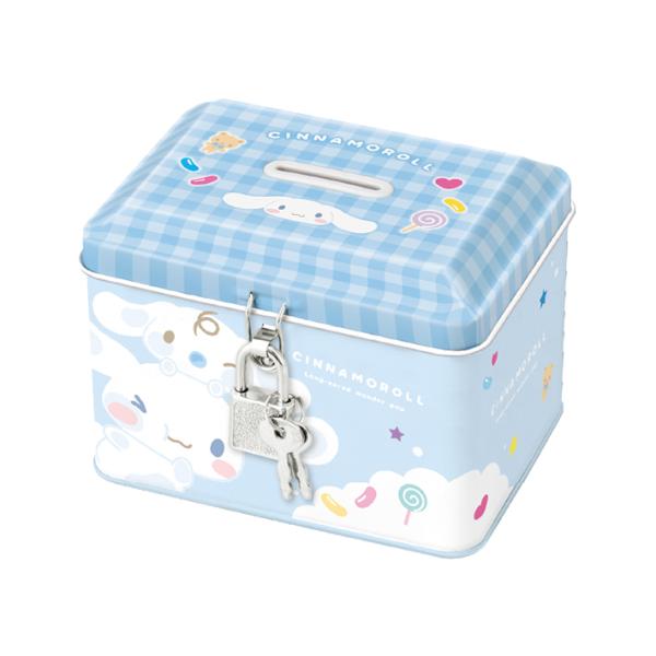 とってもかわいいブリキのカギ付き缶バンク！お金を貯めながらインテリアとしても飾れるファンシーな貯金箱です♪カギ付きなのでお金を保管するのにはもちろん、大切な物を入れる小物入れにも◎【仕様】本体サイズ：約W113×H82×D90mmパッケージ...
