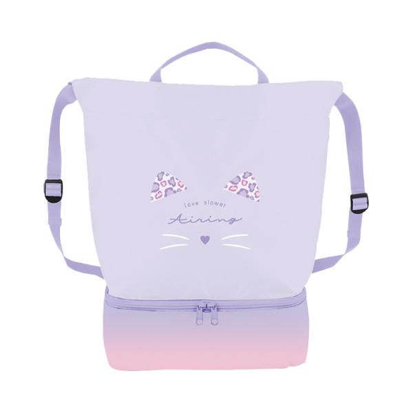 ファスナーのネコがかわいい2層式ナップサックが登場！内側は撥水加工されているので、水泳の授業やプールの習い事にぴったり！持ち手付きなので机に引っ掛けたり、手提げとしてもご使用いただけます♪ボトム部分と分かれた収納スペースでサンダルや濡れた物...