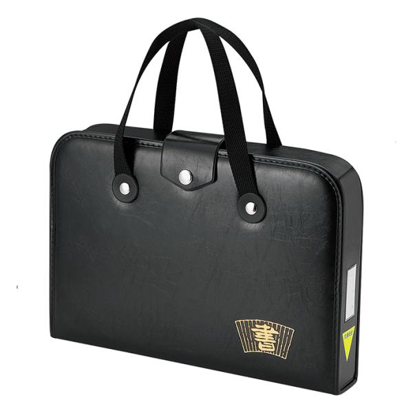 外からの衝撃に強い丈夫なハードバッグで書道セットを守ります！シンプルなケースで飽きがこないのもいいですね☆夜間、車のライトにあたると光る交通安全シール付き！フルオープンタイプなので内容物の取り出しもラクラク♪【セット内容】・書道ケース（中皿...