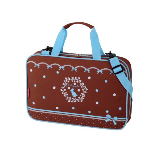 フルオープンで内容品の出し入れがらくらく！防犯対策でバッグの内側にネームホルダーがついています。通気性抜群の空気穴付き♪夜道も安心の反射板がついています。手提げとショルダーの2WAYタイプ。【仕様】商品サイズ：約W350×H230×D55m...