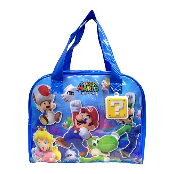 タオルや水着などプールに必要なものをいれられるバッグです♪大きく開くので中のものを出し入れしやすい◎ファスナーで開閉できるボストンバッグ形で安心です。【仕様】サイズ：約W350×H270×D100mm材質：PVC(ノンフタル酸)グッズ　スイ...