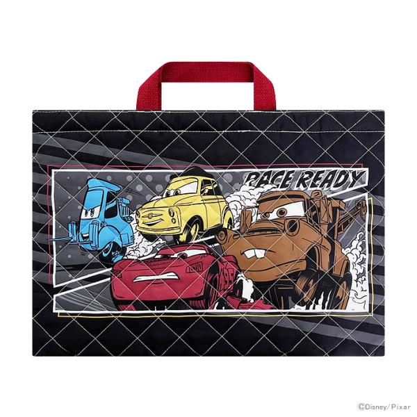 カーズのかっこいいキルトチャームバッグです。キルト仕様で使いやすい！お道具箱や学習教材などの大きめの物を入れて持ち運ぶのに便利♪【仕様】本体サイズ：約W410×H300mm材質：ポリエステル鞄　手提げ　持ち運び　幼稚園　保育園　小学生　子供...