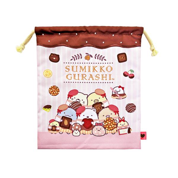 すみっコぐらしのかわいい巾着袋が登場！給食着袋や、小物入れなど様々なシーンで活躍しそう♪ポリエステル生地なので丈夫＆軽量で扱いやすい！内側には名前が記入できるタグ付き◎入学や新年度の準備にピッタリです♪【仕様】本体サイズ：約W260×H30...