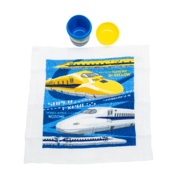 行楽や普段使いに便利なおしぼり＆ケースセットです。ふたが開けやすいハンドル式♪濡れたおしぼりを凍らせて保冷剤代わりにも！【仕様】ケースサイズ：約φ63×H91mm材質：ポリプロピレン（フタ・本体）、綿100％（おしぼりタオル）耐熱温度：(フ...