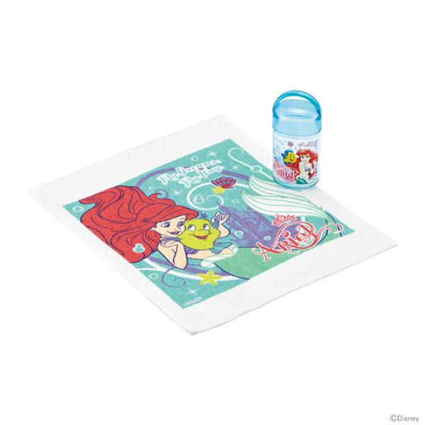 ランチタイムがより楽しくなる♪アリエルの絵柄がかわいいランチグッズです。行楽や普段使いに便利なおしぼり＆ケースセットが登場♪ふたが開けやすいハンドル式になっています。濡れたおしぼりを凍らせて保冷剤代わりにも！【仕様】ケースサイズ：約W58×...