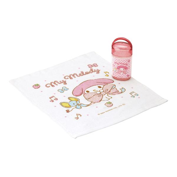 行楽や普段使いに便利なおしぼり＆ケースセットです♪ふたが開けやすいハンドル式になっています。濡れたおしぼりを凍らせて保冷剤代わりにも！【仕様】ケースサイズ：約W58×H125×D44mmおしぼりサイズ：約W320×H280mm材質：ケース/...