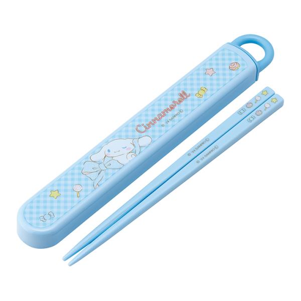 ケースは、指で引き出すスライド式で、衝撃に強く丈夫な構造。また、洗いやすく分解可能になっています。おハシには名前を入れられるスペース付き。ケース用の名前シールも付いてます。【仕様】ケースサイズ：約W27×H195×D15mm箸サイズ：16....