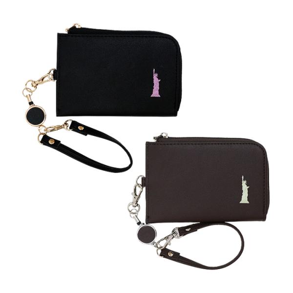 イーストボーイからお洒落なパスケースです。定期券やカードなどを持ち歩くのにちょうどいい♪伸びるリールストラップ付きなのでバッグにつけたまま使用できます◎【カラー】・ブラック/パープル（4571471195992）・チョコレートブラウン/ライ...