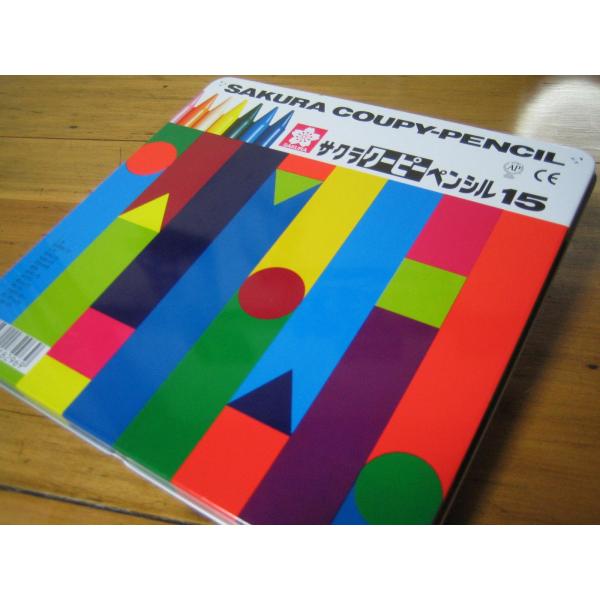 永く愛されている定番　クーピーペンシル「クーピーペンシル」名前の由来・・・仏語：COUP（革命、打撃etc）から来ており、従来の色鉛筆よりも品質の上回るクーピーペンシル発売にあたり、色鉛筆市場に革命を起こしてトップブランドになる事を目指し、...