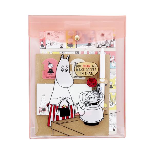 フラットケースにA5ノート・ボールペン・メモやクリップが入ったギフトにぴったりなステーショナリーセットです。【セット内容】・フラットケース（底マチ付・内ポケット付）・ノート（A5）・ボールペン（0.5mm）・メモ×2柄・クリップ×2個【仕様...