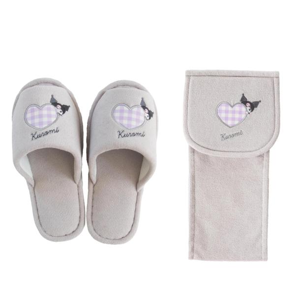 ペーパーホルダーカバー、スリッパの2点セットです。サンリオの人気キャラクター「クロミちゃん」の落ち着いたグレーがベースのシュシュシリーズ。シンプルでおしゃれなモノトーンデザインなので、かわいさと大人っぽさを兼ね備えたインテリアにぴったり。&...