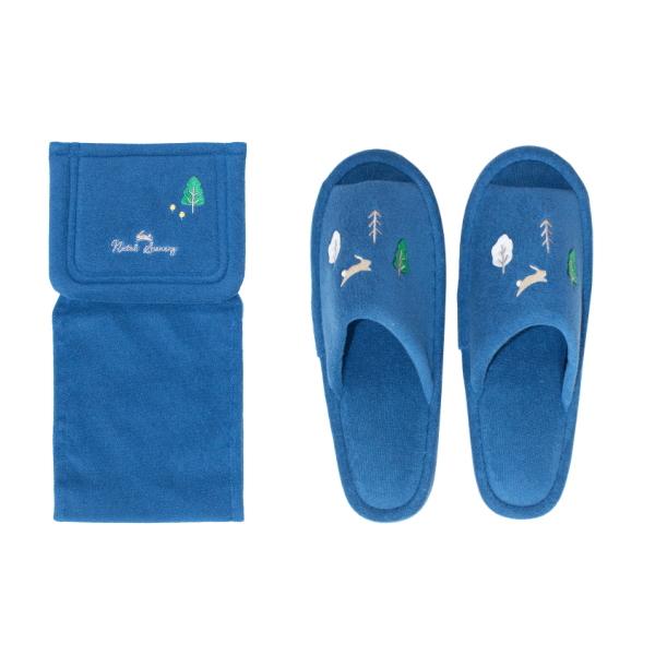 ●北欧おしゃれな人気柄　ペーパーホルダーカバー、スリッパの2点セットです。ほっとする穏やかな風景を描いた北欧テイストのトイレシリーズ「ナタルシーナリー」。裏面にはすべり止め加工付きでズレにくく、洗濯ネットに入れて丸洗い可能なので、衛生的にお...