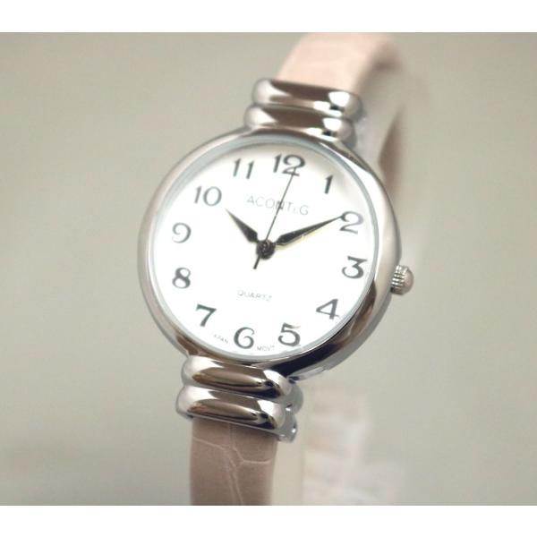 日本製ムーブメントでオリジナルデザインです。ワニ革調ブレスレットをイメージしたデザインですカラーはブラウン・グレー・レッドよりお選び下さい。時計本体：約31mm x 約31mm手首サイズ：約15cm（納品時）バングル幅：約10mm(最大幅)...