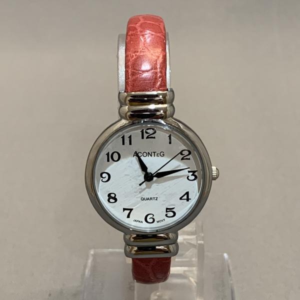 日本製ムーブメントでオリジナルデザインです。ワニ革調ブレスレットをイメージしたデザインですカラーはブラウン・グレー・レッドよりお選び下さい。時計本体：約31mm x 約31mm手首サイズ：約15cm（納品時）バングル幅：約10mm(最大幅)...