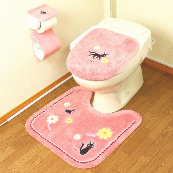 トイレマット、マルチ型ふたカバー、ペーパーホルダーカバーの3点セットです。フタカバーは洗浄暖房便座でも普通便座でもお使い頂けるマルチ型です。ジジとジジのこどもがお花畑をおさんぽしているようなイメージのトイレタリーシリーズ。明るいピンク色のベ...